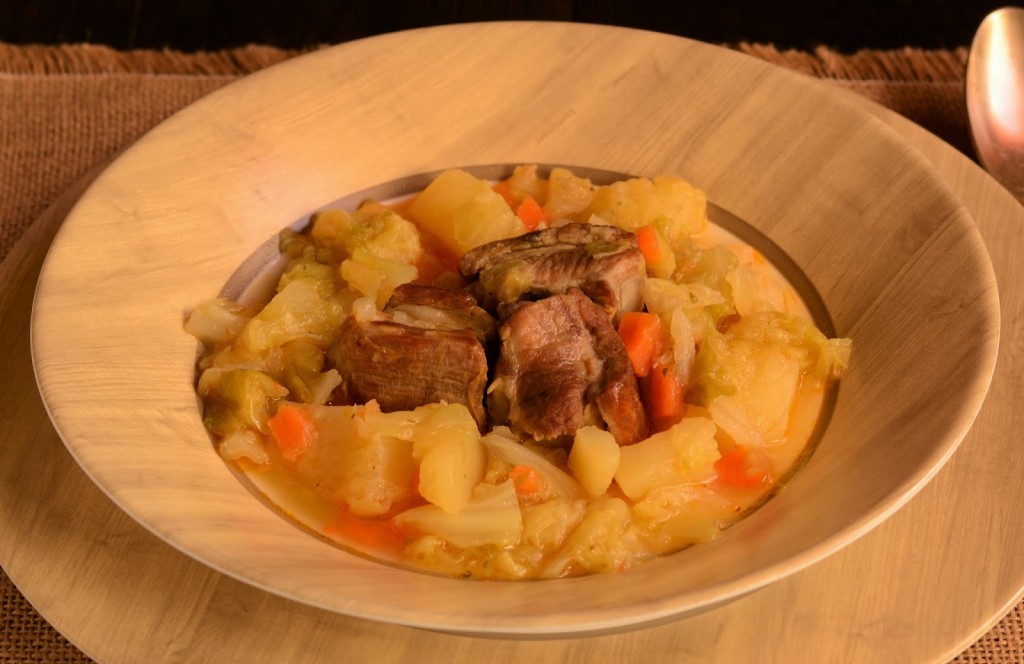 Guiso de repollo y costillas de cerdo | El Chef de la Casa